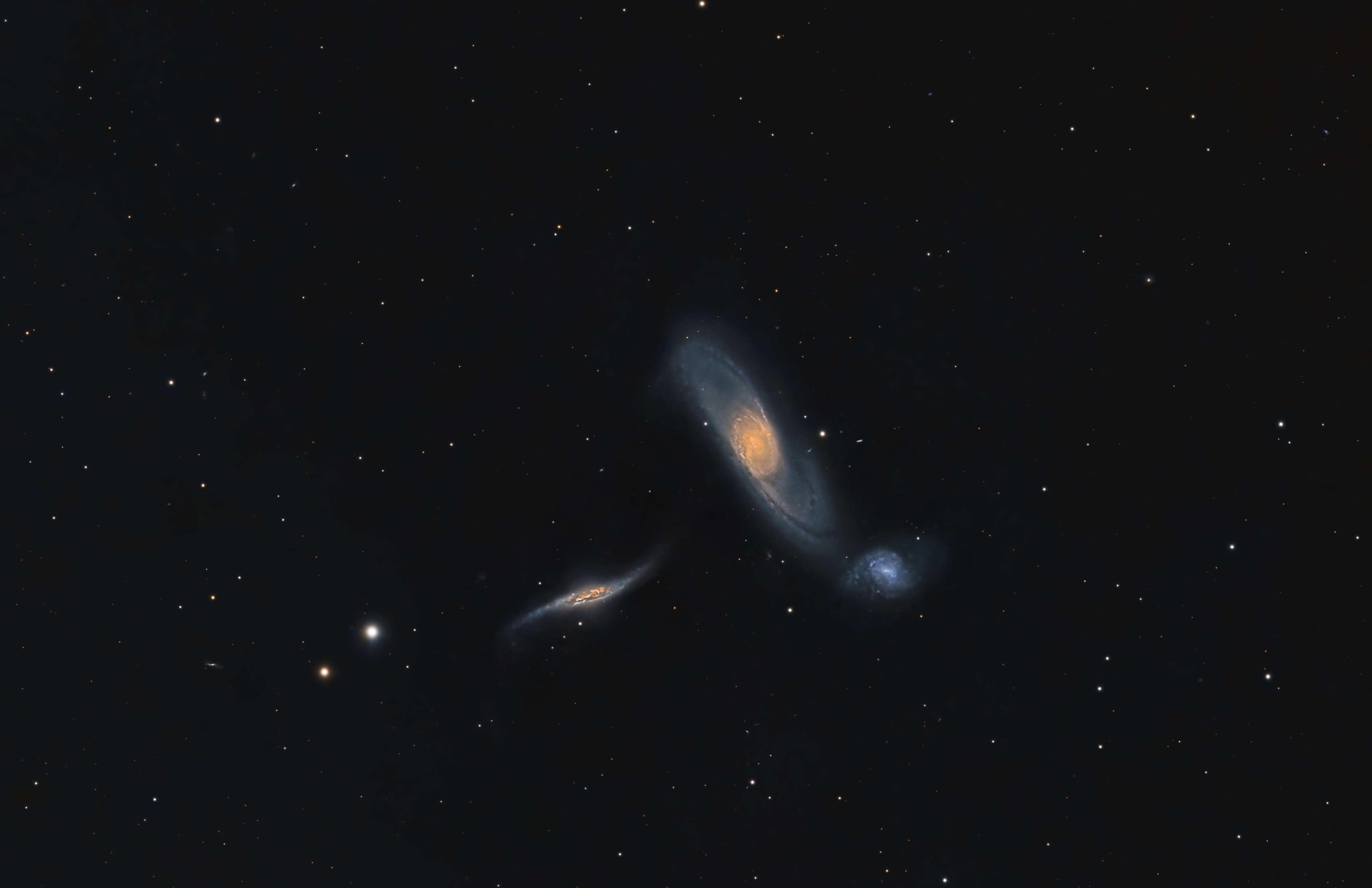 Arp 286 - Ein wunderschönes Galaxientrio - Spektrum der Wissenschaft