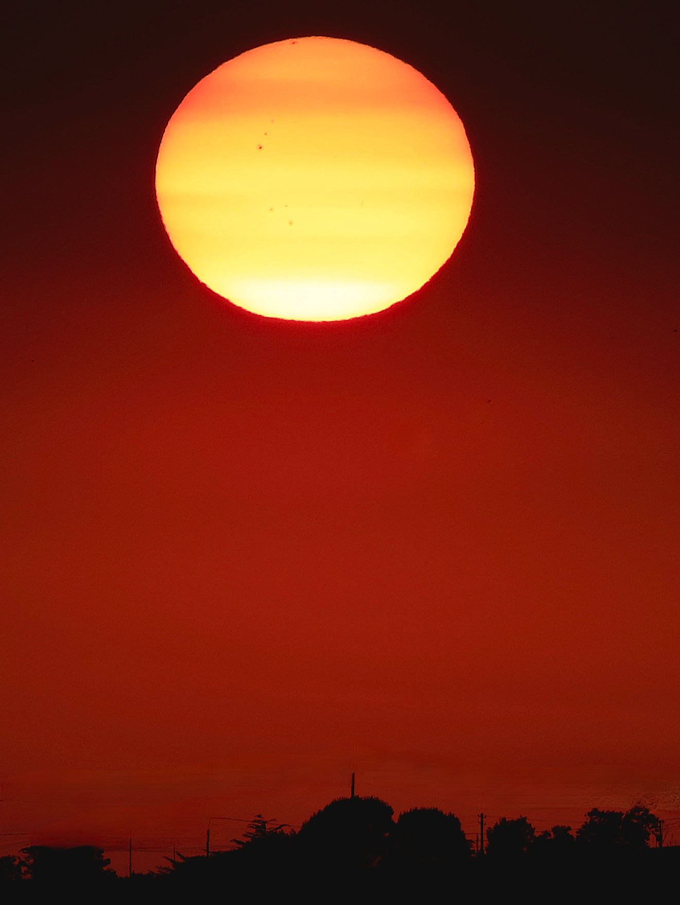 Sunspots made without sunscreen quite visible at sunset - Spektrum der ...