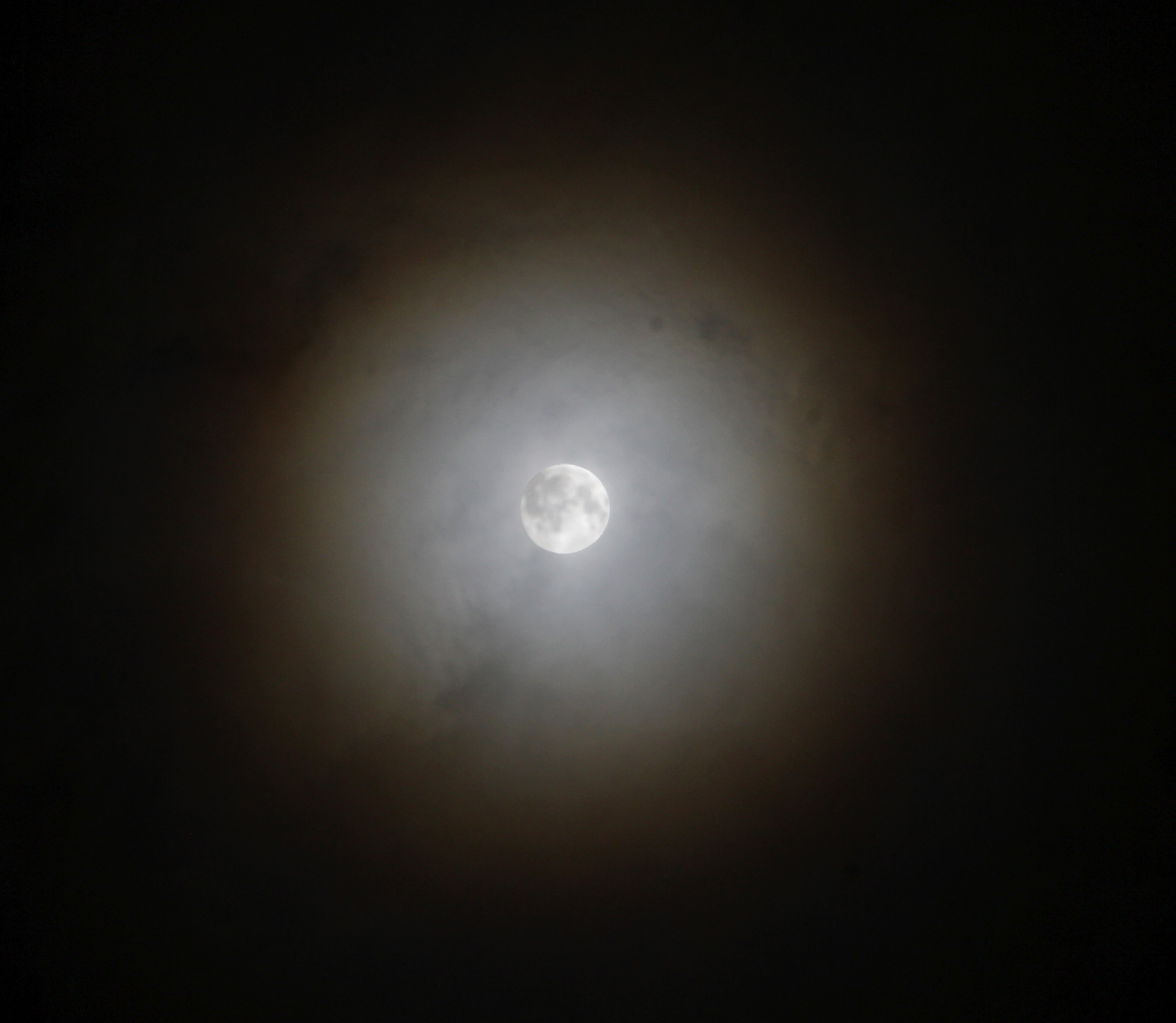 Mond mit farbigem Ring - Spektrum der Wissenschaft