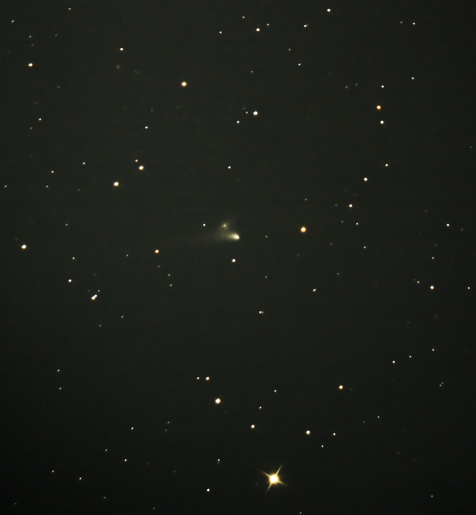 Komet C/2022E3 verdeckt UGC10205 teilweise - Spektrum der Wissenschaft