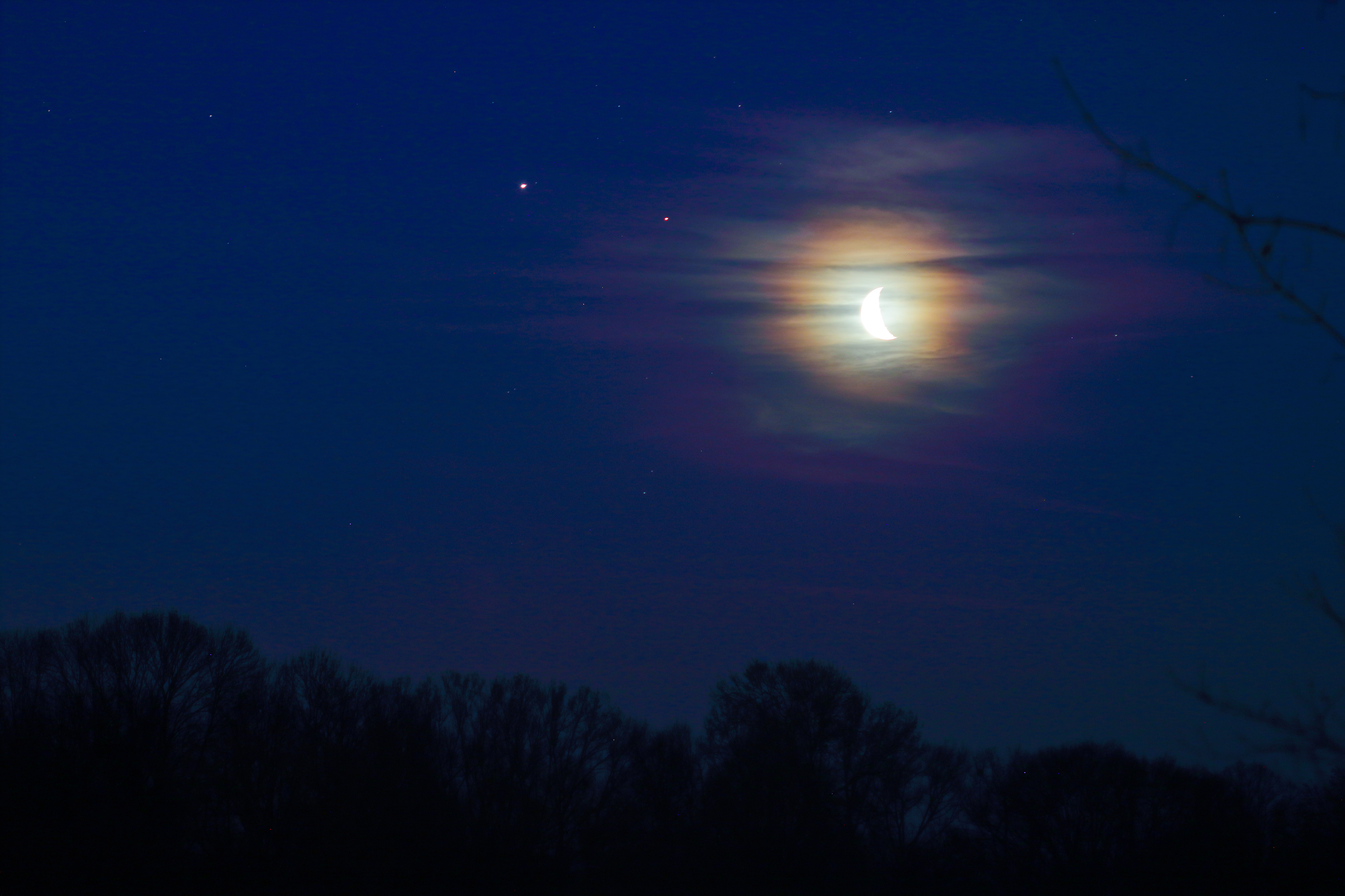 Mond mit Aureole, Jupiter und Mars am 18. März 2020 - Spektrum der ...