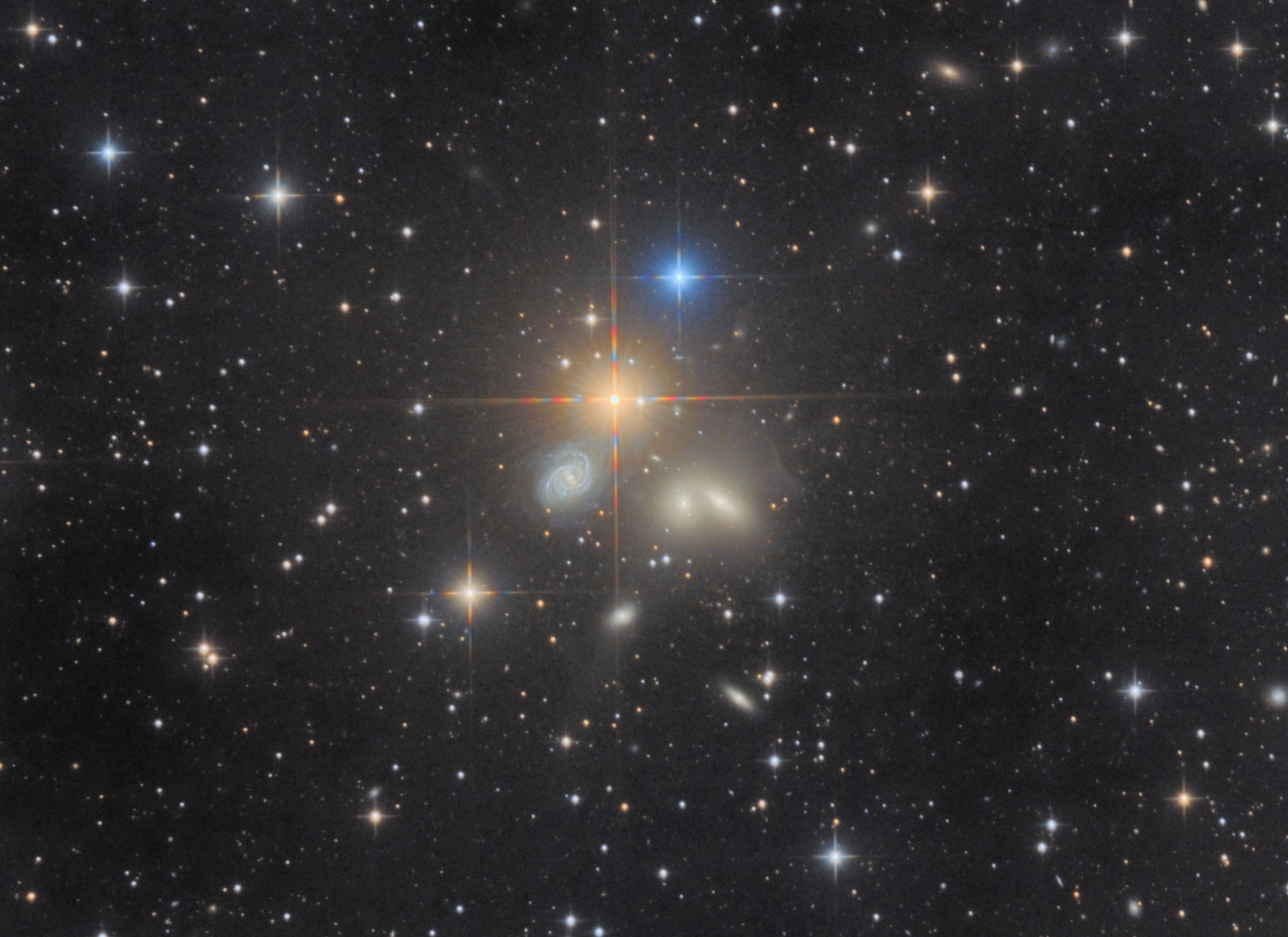 NGC 5350 und Umgebung - Spektrum der Wissenschaft