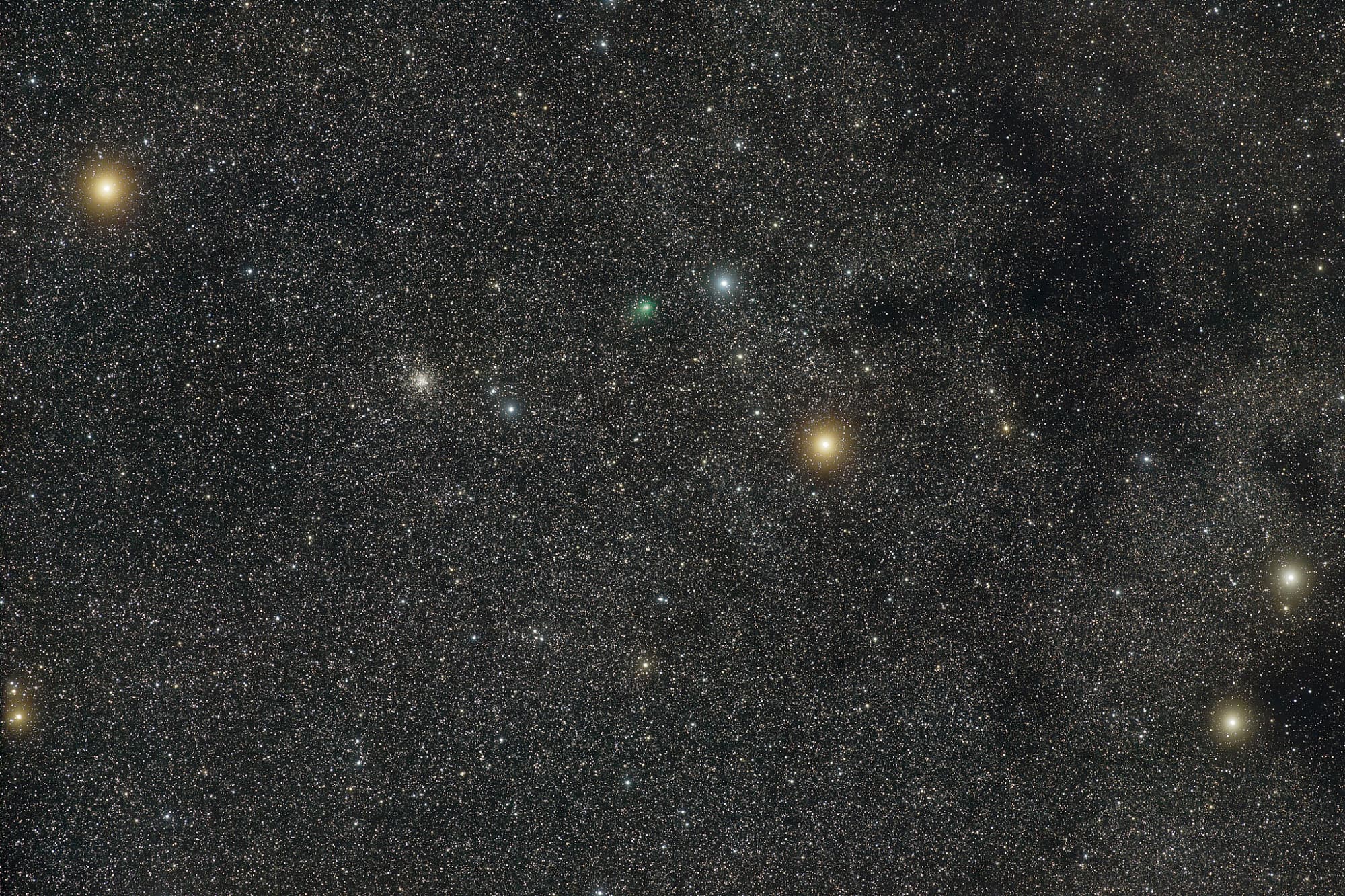 Komet Garradd im Sternbild Pfeil, Messier 71 - Spektrum der Wissenschaft