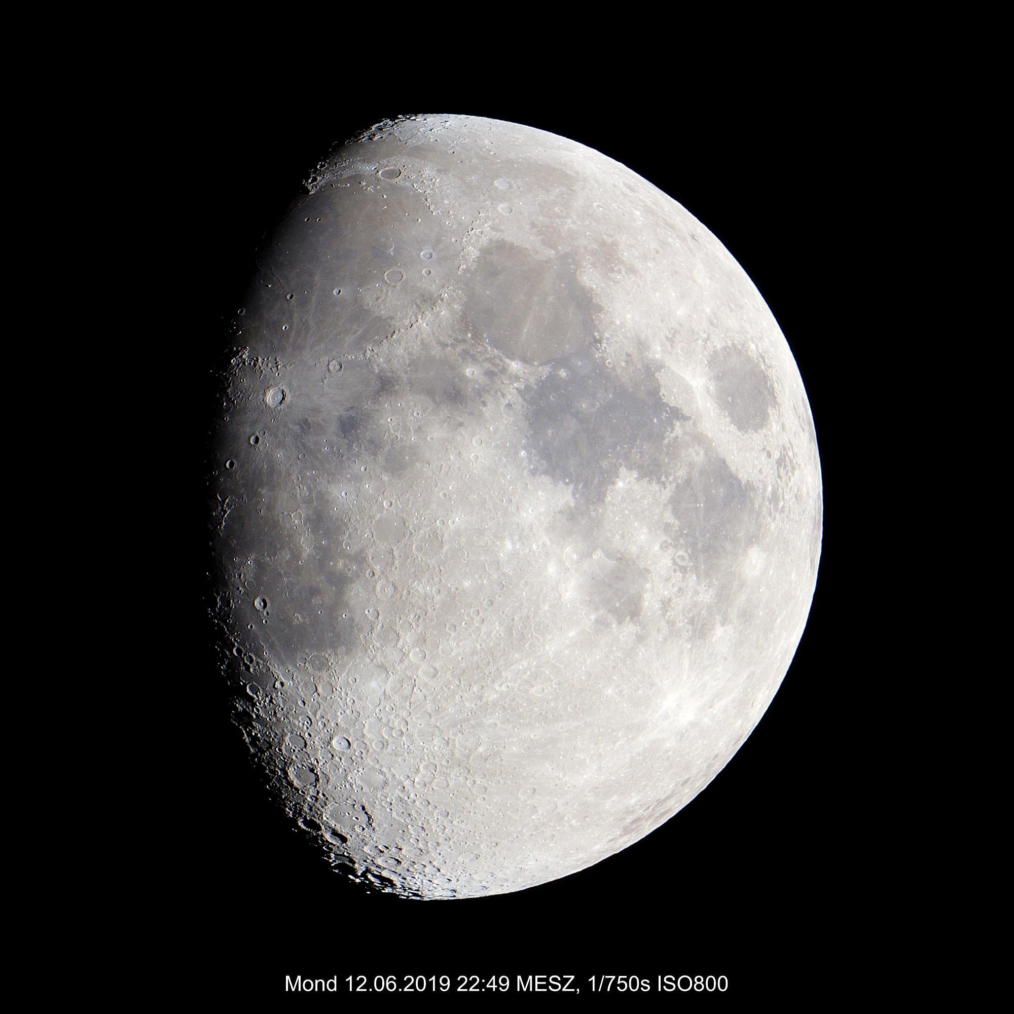 Zunehmender Mond am 12. Juni 2019 - Spektrum der Wissenschaft