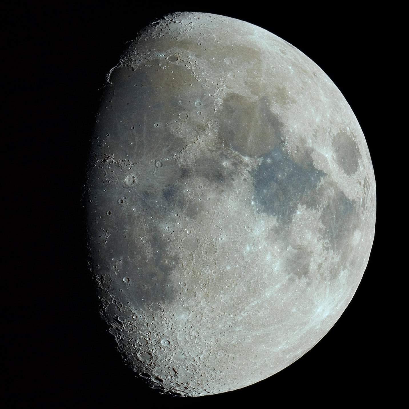 Mond am 25.3.2010, am 10. Tag nach Neumond - Spektrum der Wissenschaft