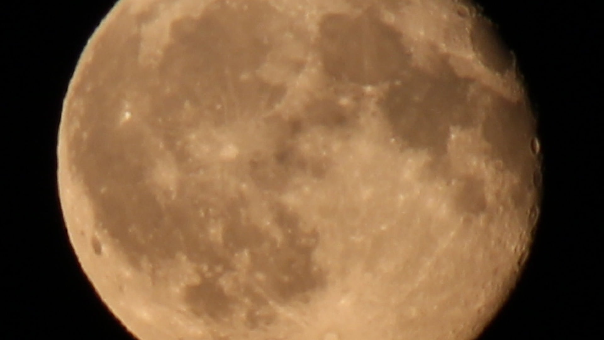 Der Mond zwei Tage nach der Mondfinsternis - Spektrum der Wissenschaft