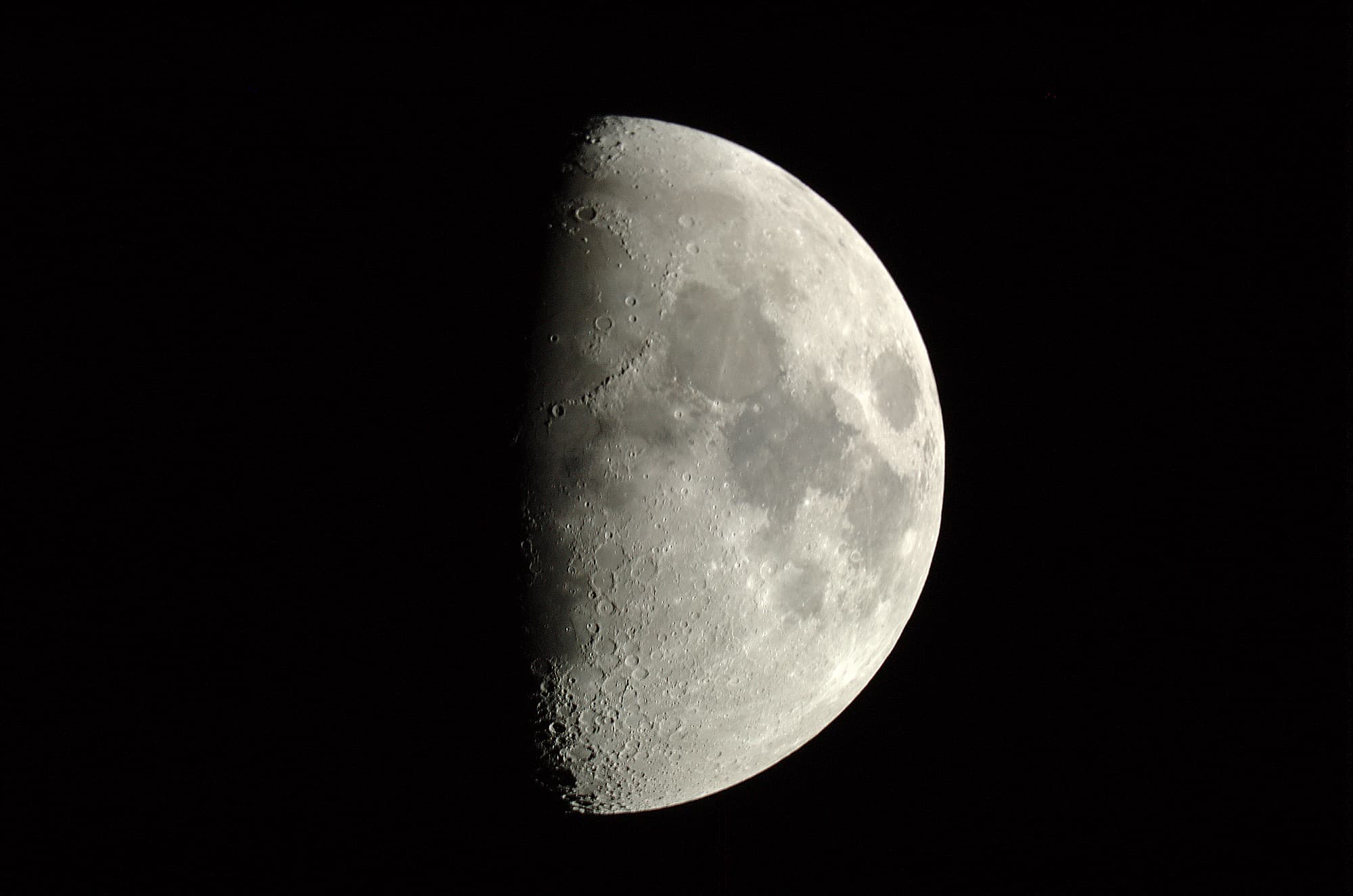 Erster Halbmond 2017 - Spektrum der Wissenschaft