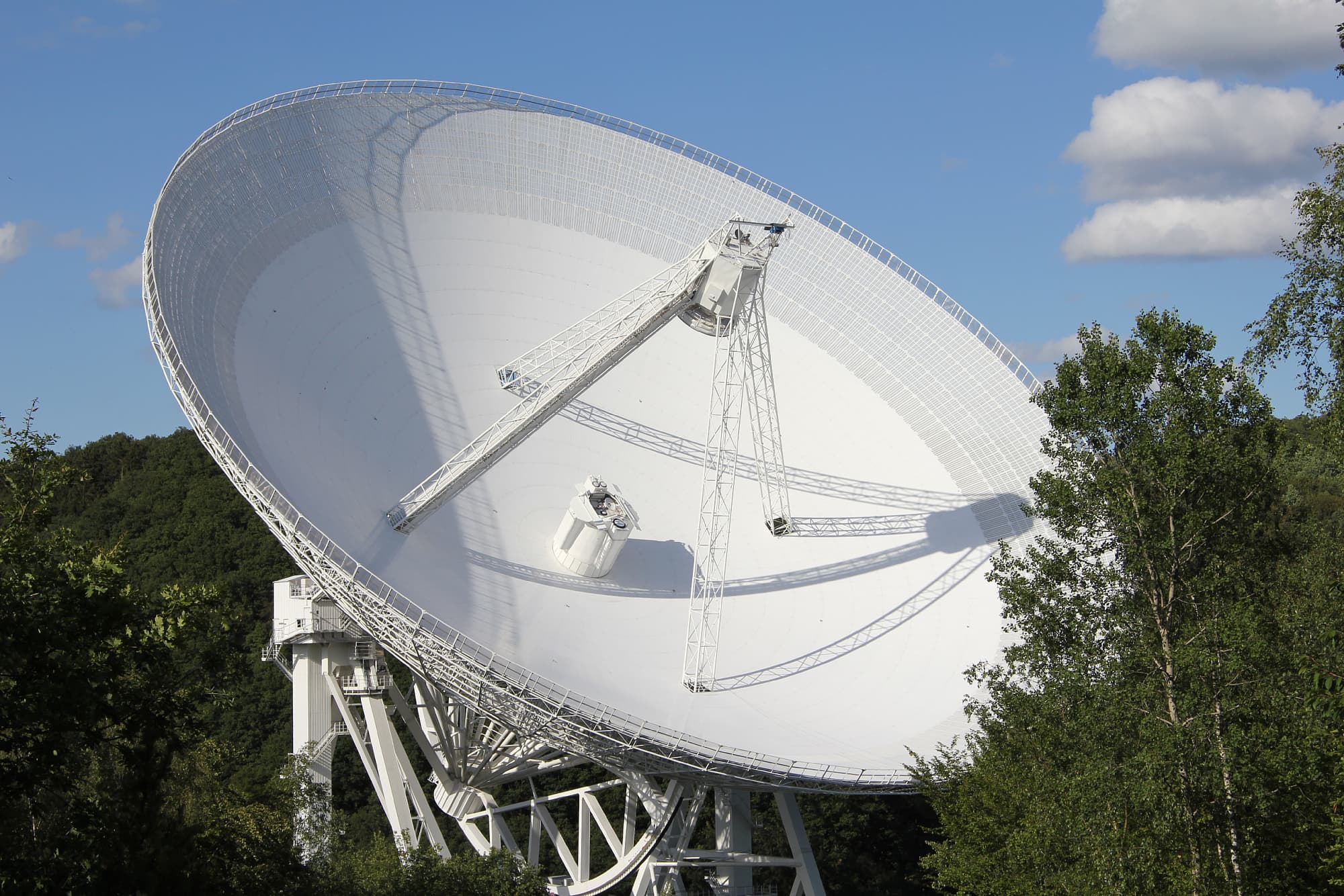 Radioastronomie: Radioteleskop Effelsberg arbeitet mit Weltraumteleskop ...