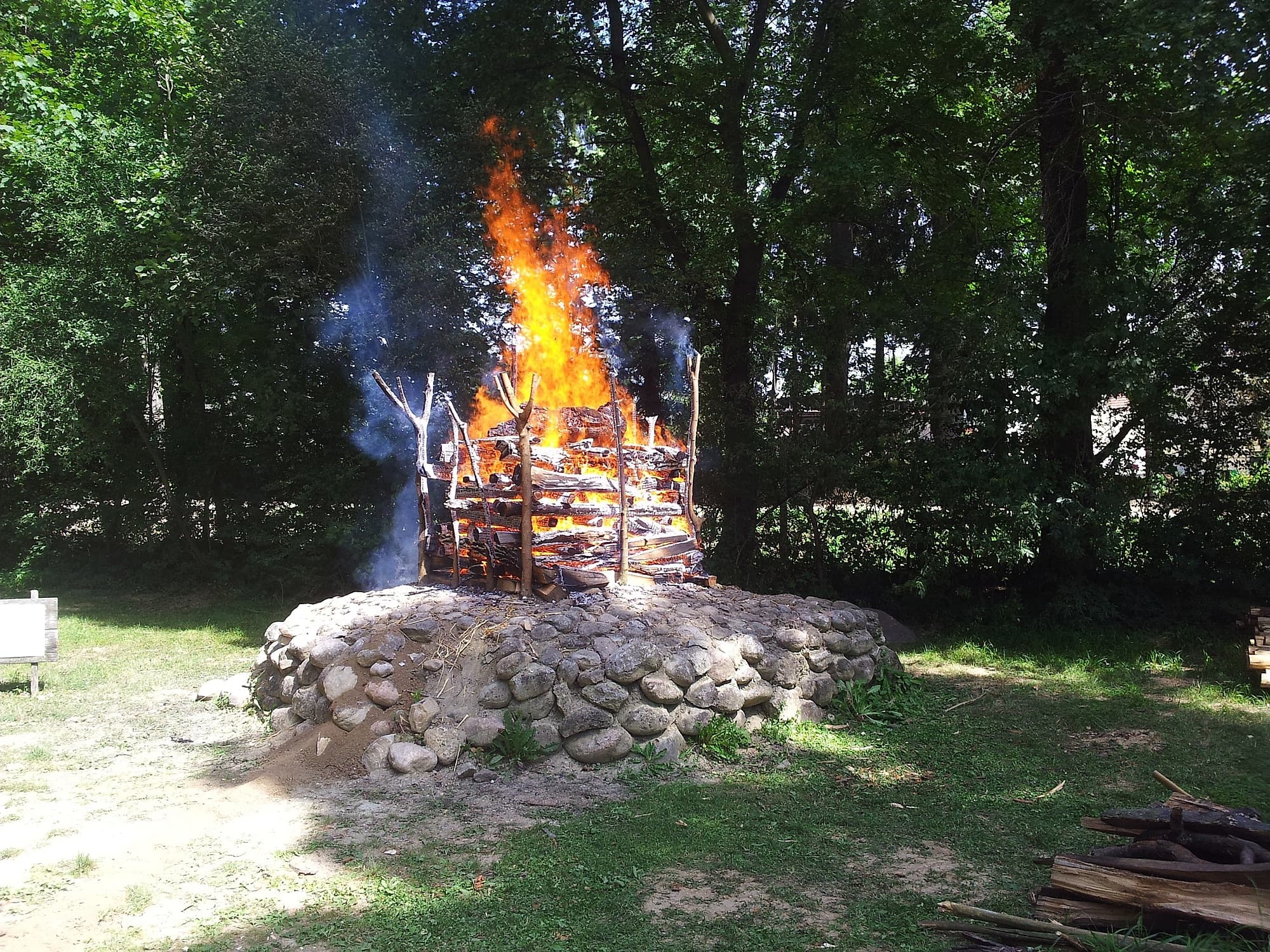 Experimentelle Archäologie: Scheiterhaufen für die Wissenschaft ...